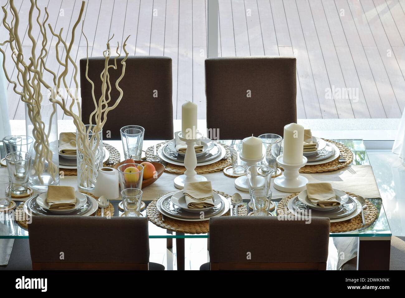 Settled table hi-res stock photography and images - Alamy