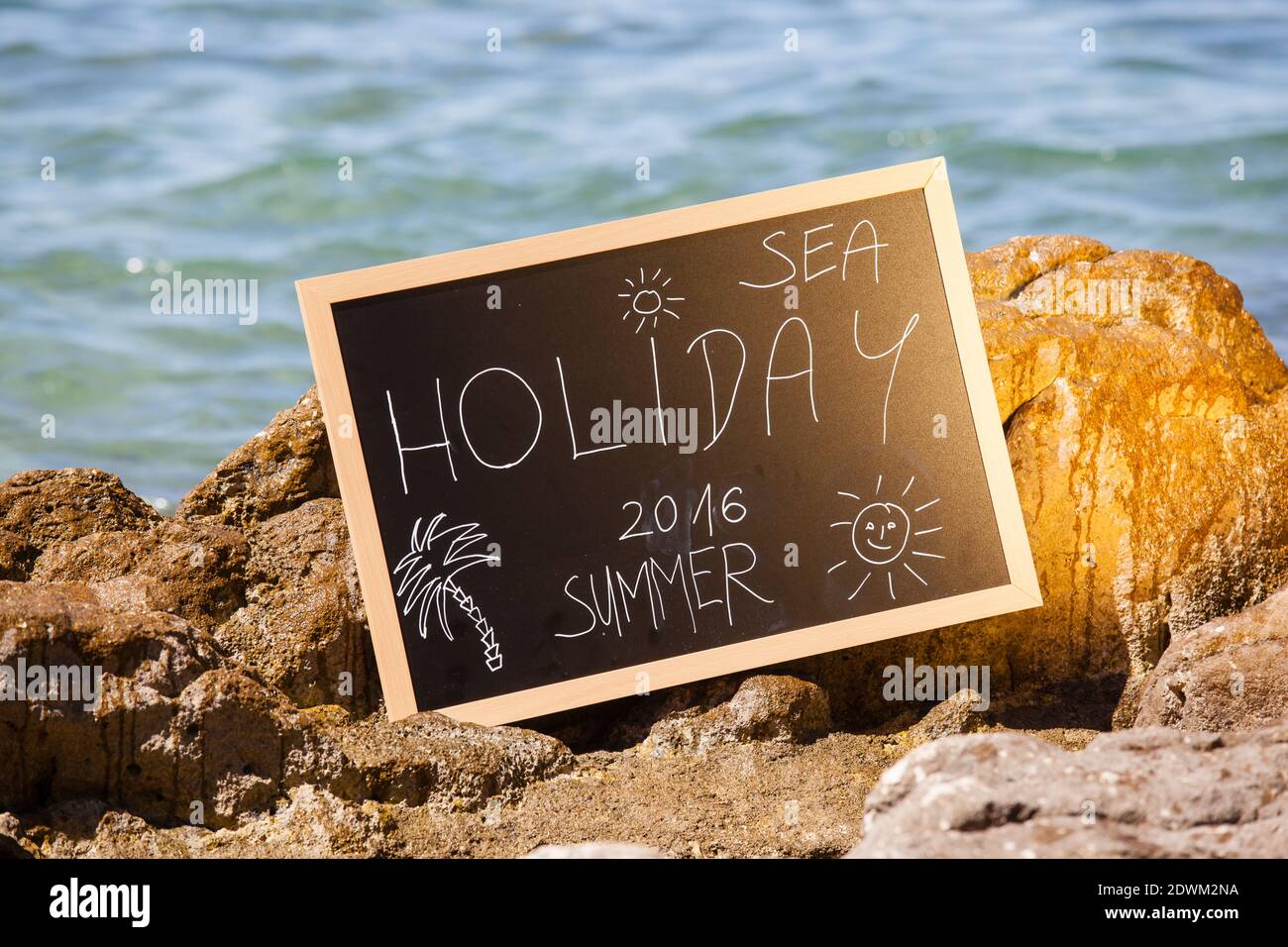 Blacboard with holiday text on beach Stock Photo - Alamy