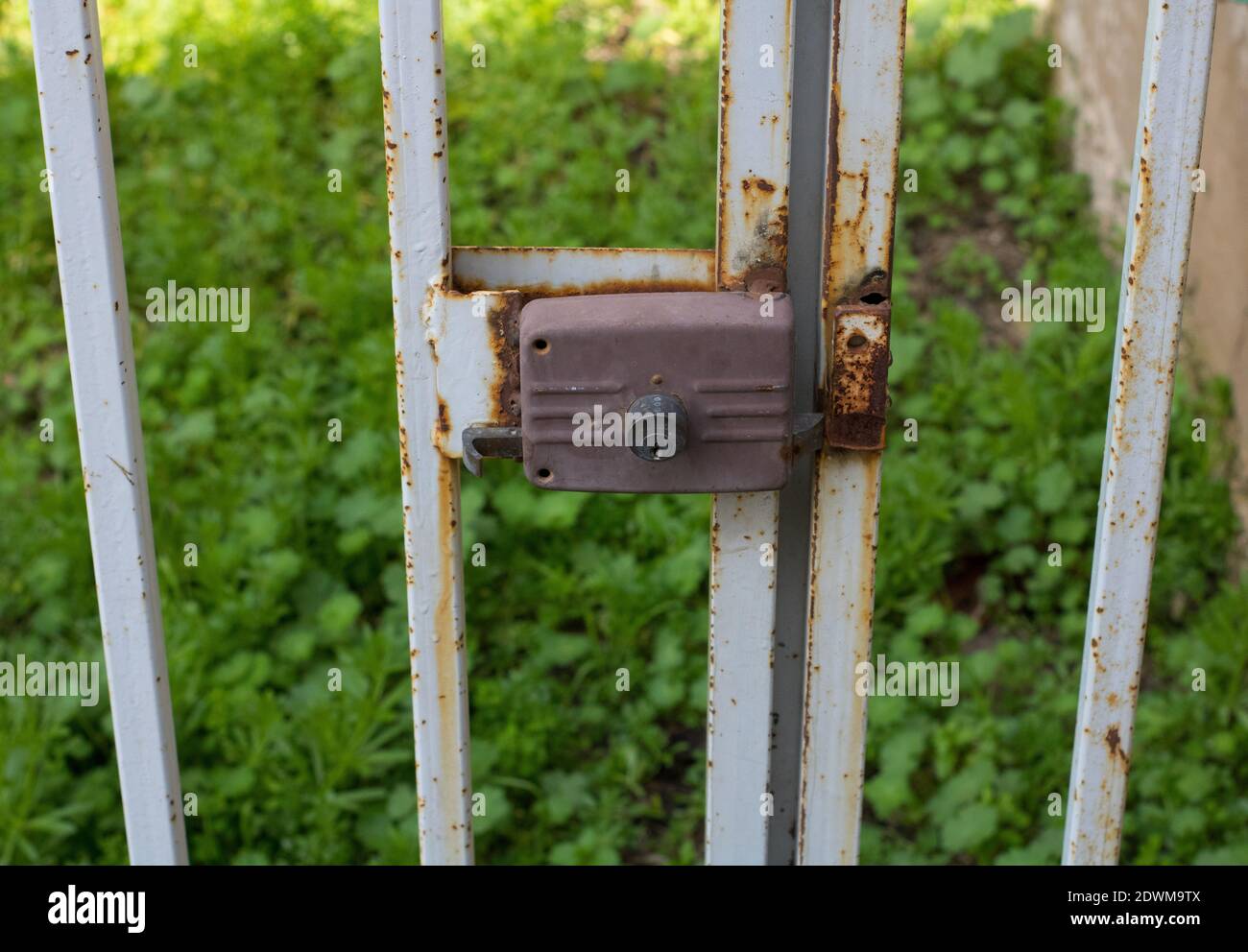 Broken metal gate hi-res stock photography and images - Alamy