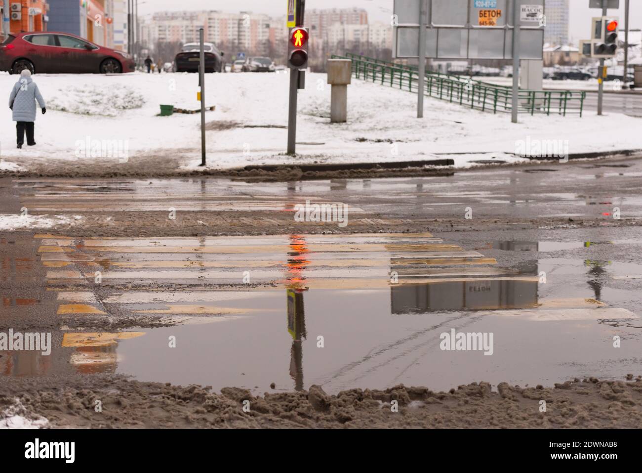 Car puddle pedestrian hi-res stock photography and images - Alamy