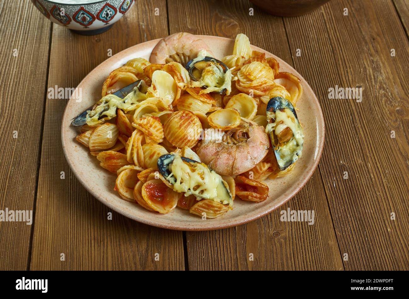 Tubetti con le cozze - classic Puglian pasta recipe with mussels Stock ...