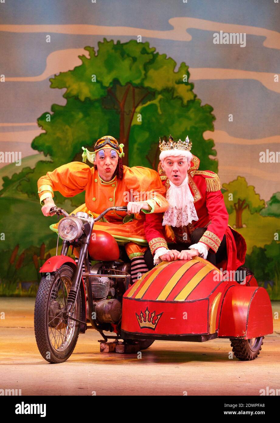 Puss in boots pantomime hi-res stock photography and images - Alamy