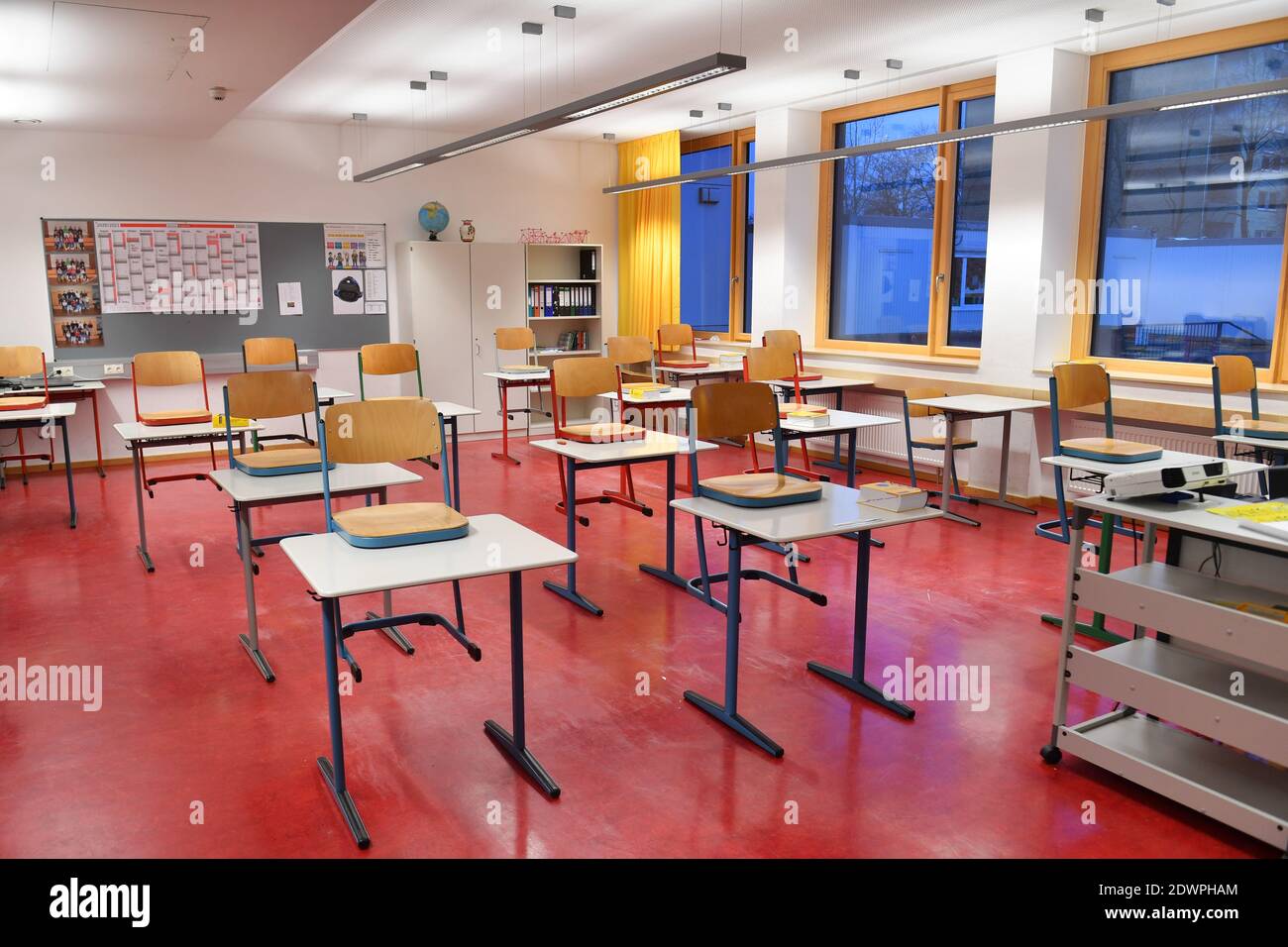 School closure empty classroom hi-res stock photography and images - Alamy