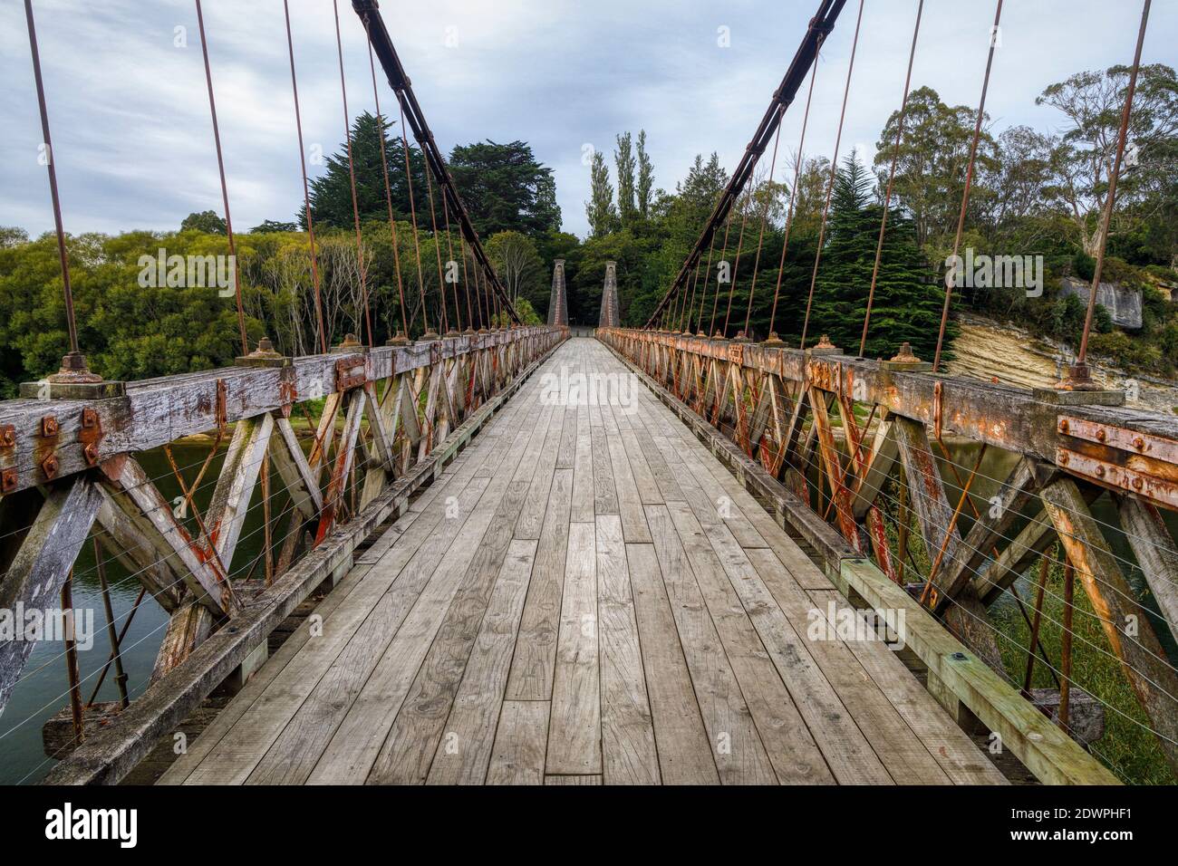 Suspension bridge new zealand hi-res stock photography and images - Alamy