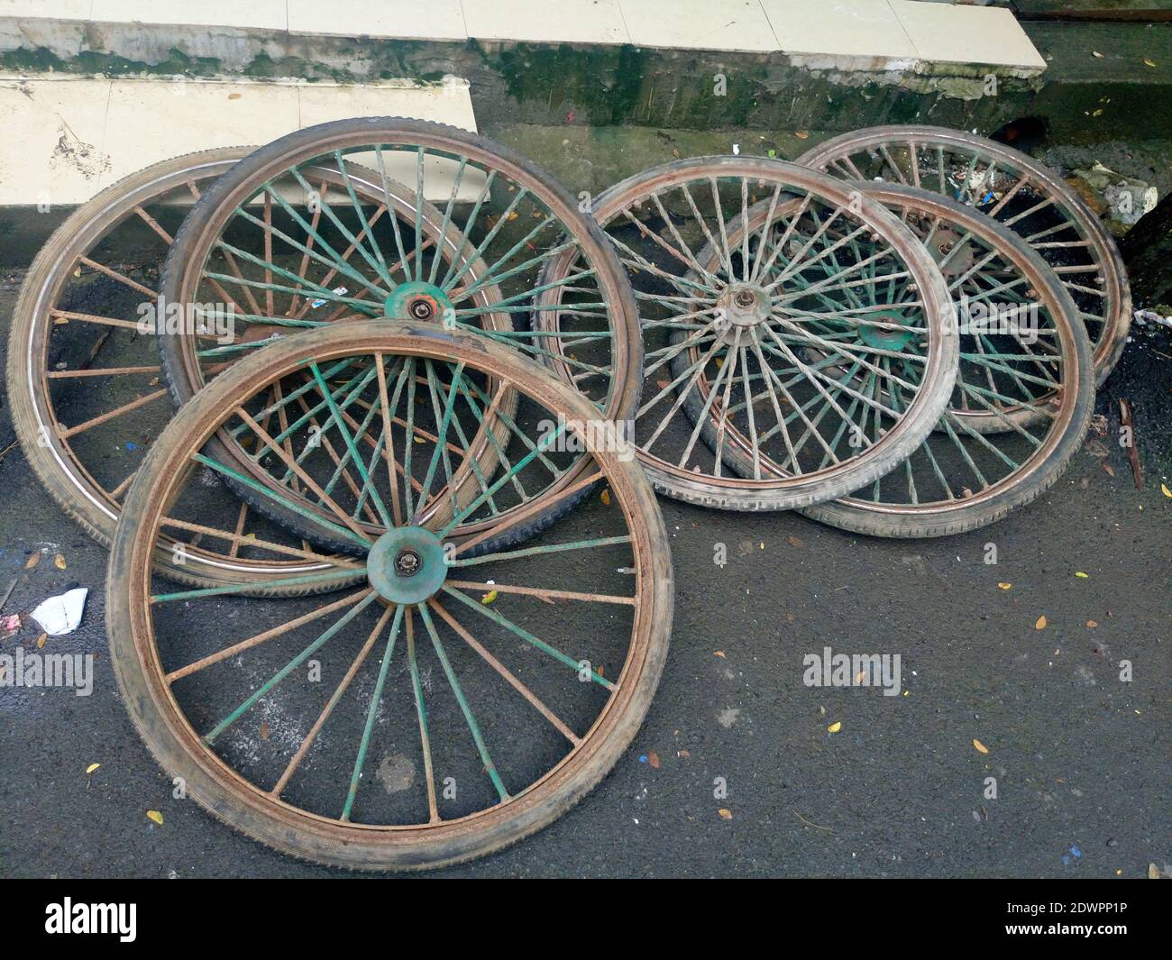 Bicycle wheels on display hi-res stock photography and images - Alamy