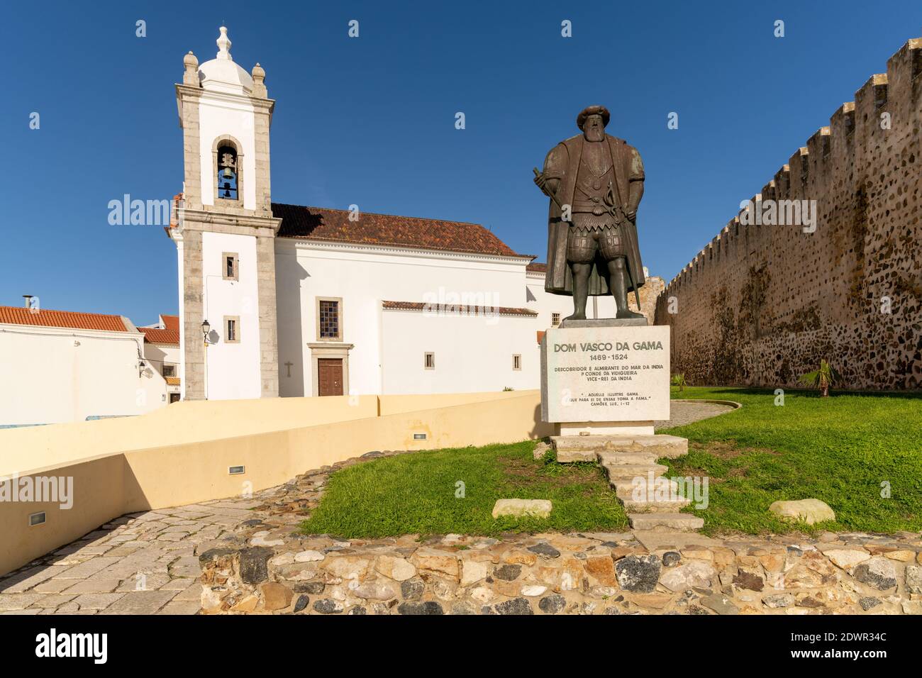 Sines, Portugal - 20 December 2020: the statue of Vasco da Gama in his ...