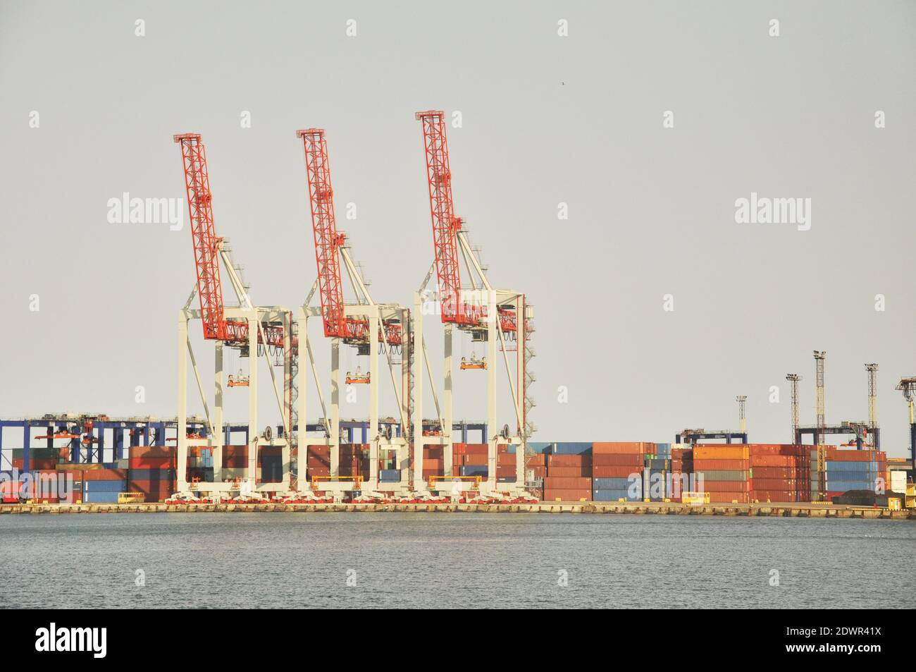 Port unloading goods hi-res stock photography and images - Alamy