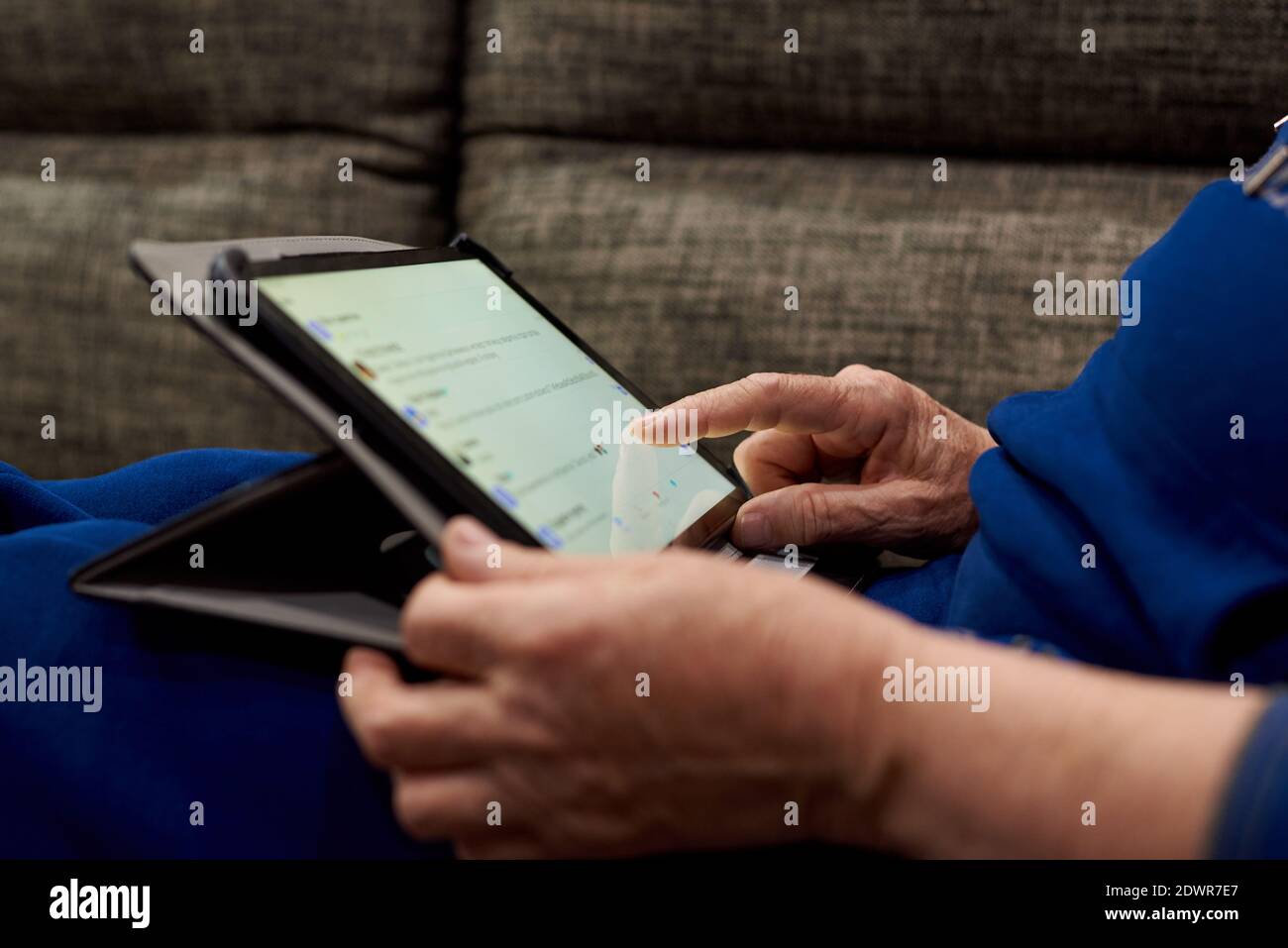 Elderly womans hands hi-res stock photography and images - Alamy