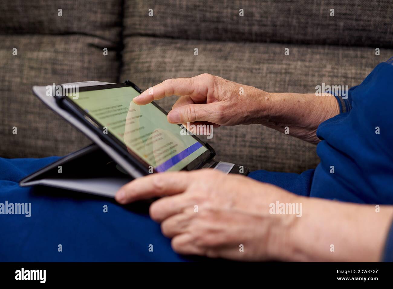 Elderly using smart tablet hi-res stock photography and images - Alamy