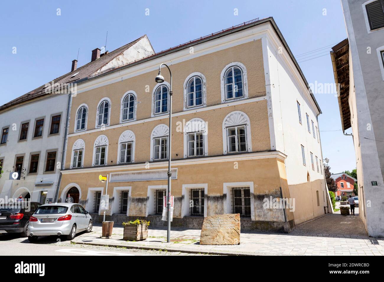 Hitlerhaus mit Gedenkstein, Geburtshaus von Adolf Hitler in Braunau am ...