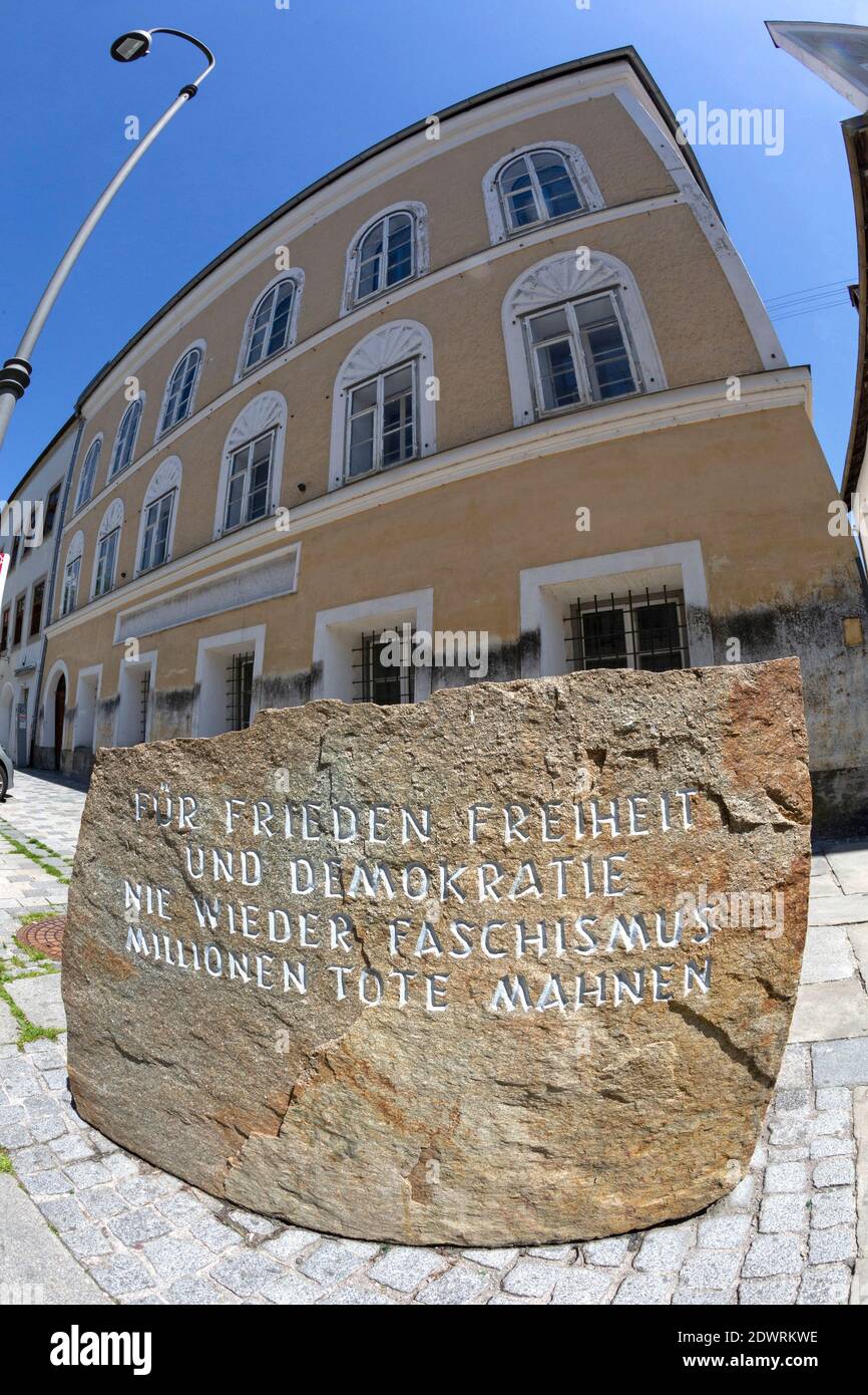 Hitlerhaus mit Gedenkstein, Geburtshaus von Adolf Hitler in Braunau am ...