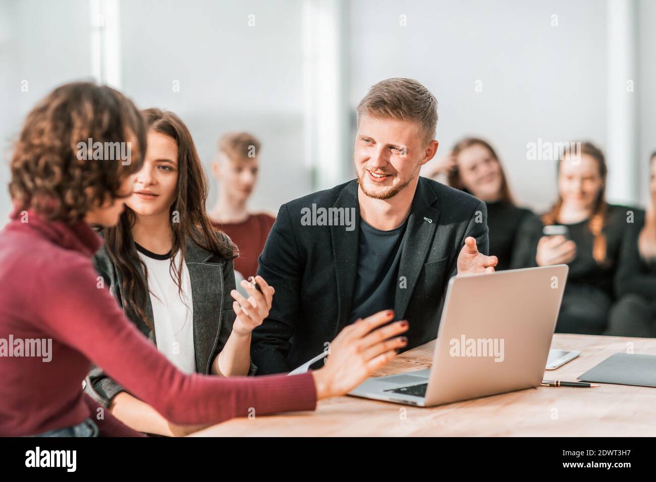 Young employees discussing work hi-res stock photography and images - Alamy