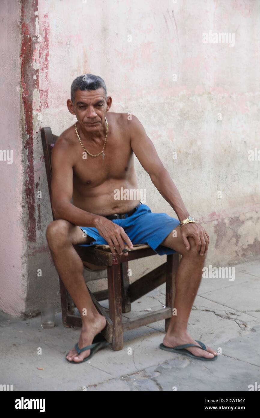 man with full beard and beret smoking a long cigar, Cuba, La Habana ...