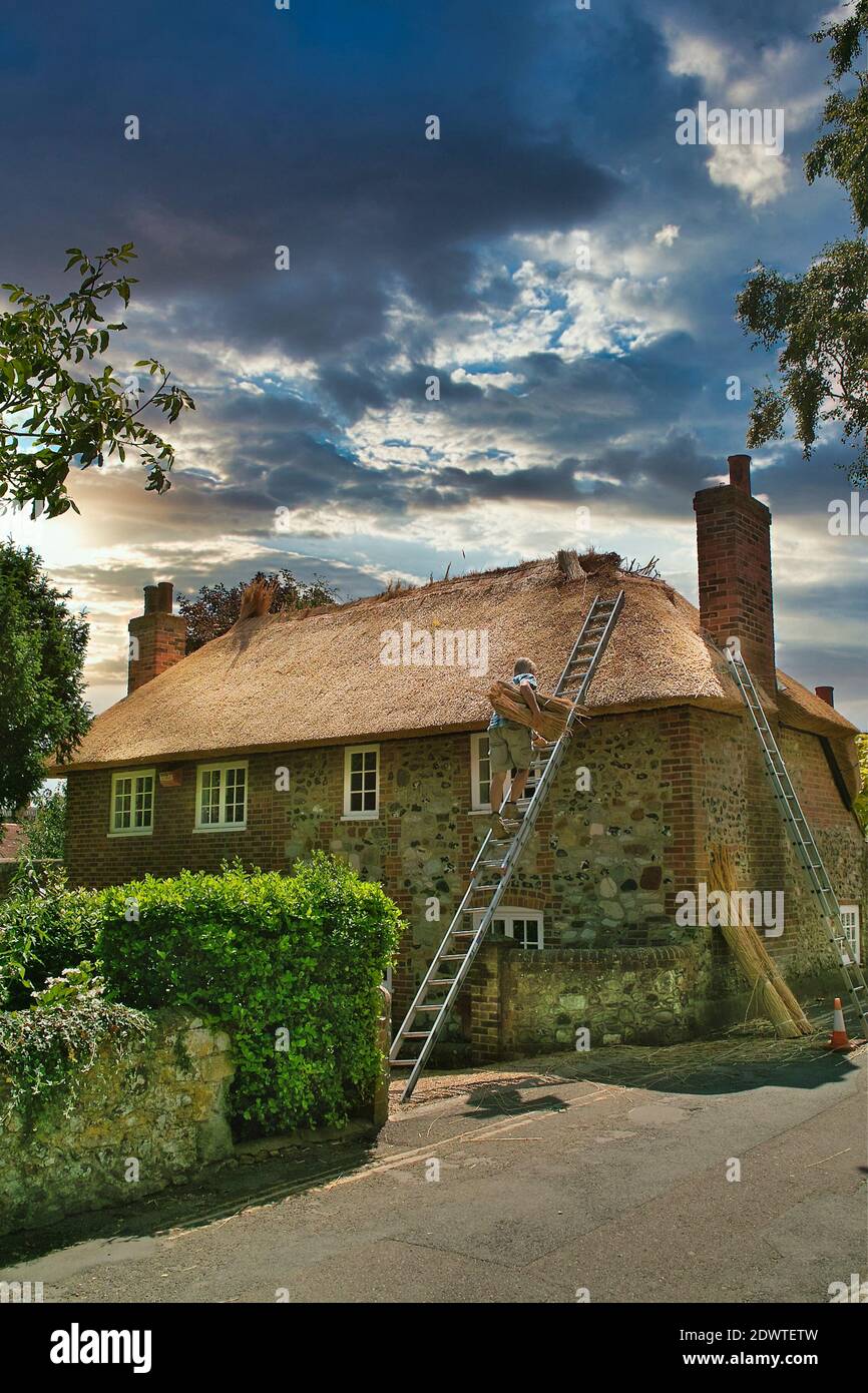 Traditional thatched cottage sussex uk hi-res stock photography and ...
