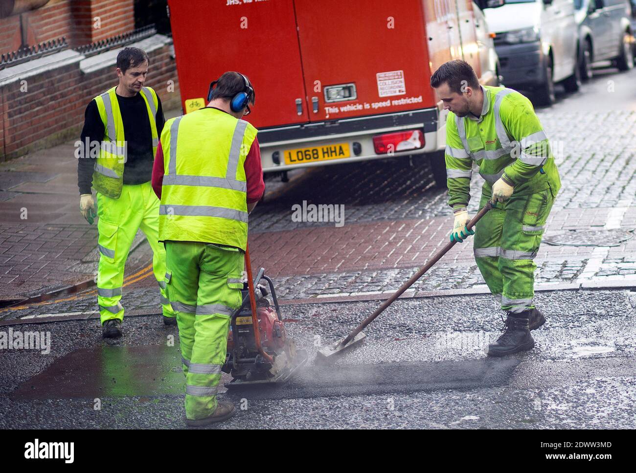 Roadworkers hi-res stock photography and images - Alamy