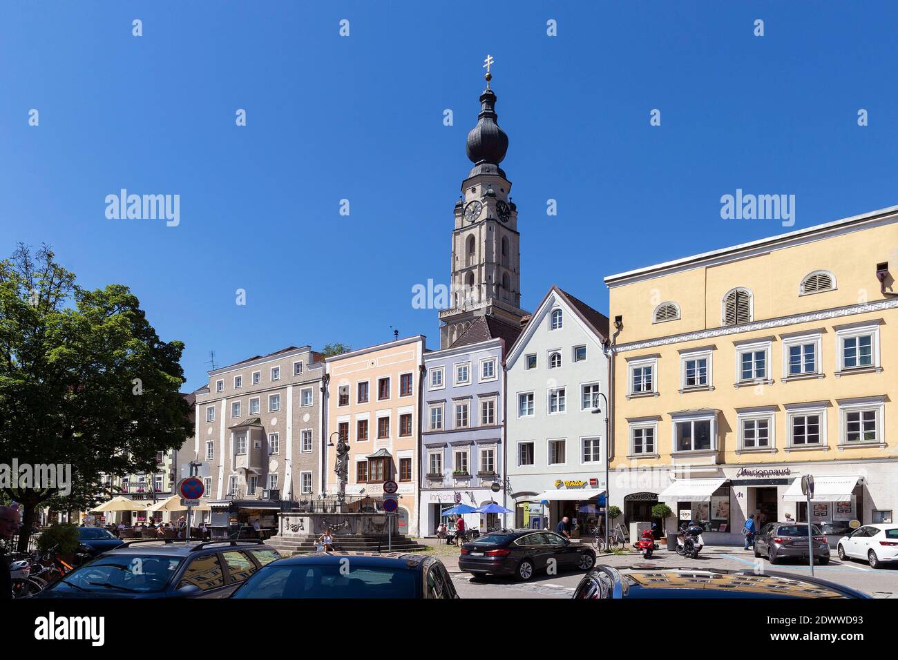 Stadtplatz in Braunau am Inn mit Turm der Stephanskirche, OÖ ...
