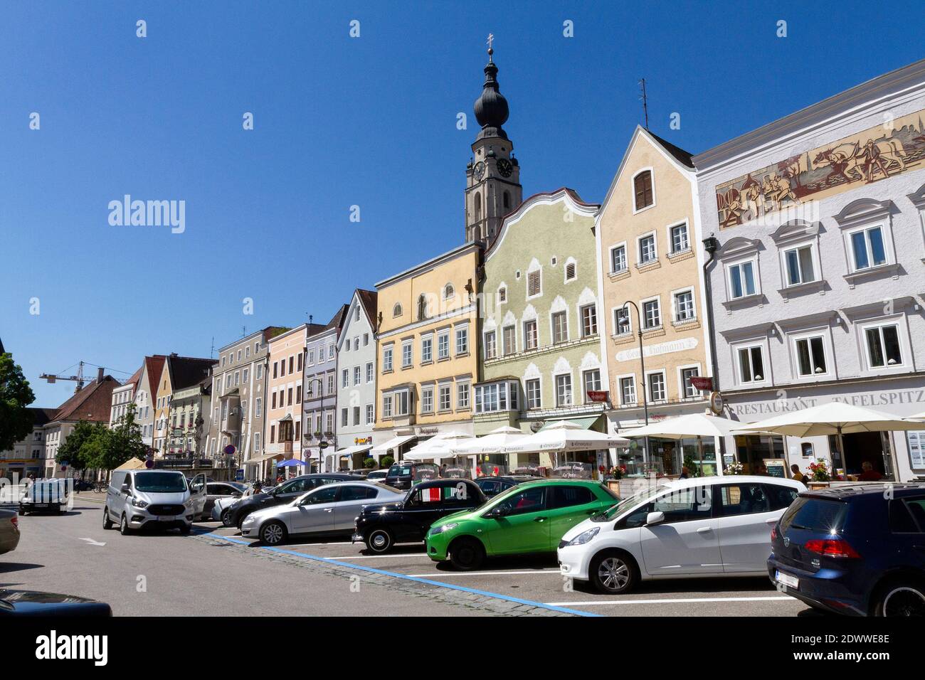Stadtplatz in Braunau am Inn mit Turm der Stephanskirche, OÖ ...