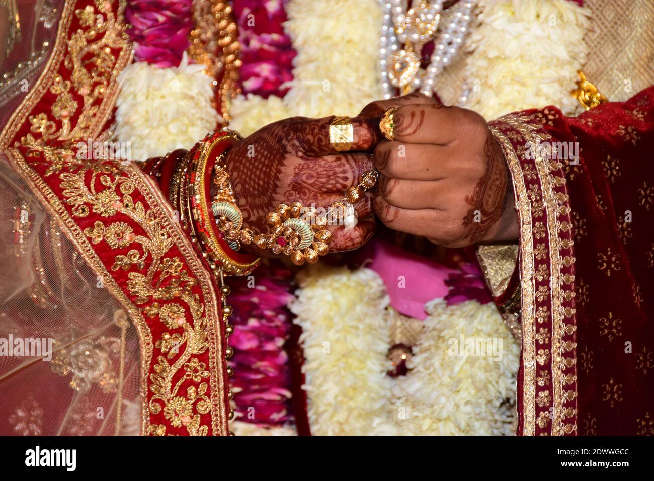 Portrait of bride and groom in Indian wedding Stock Photo - Alamy