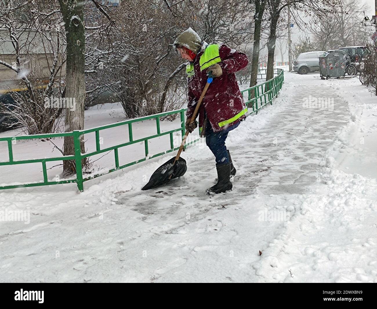 Non Exclusive: KYIV, UKRAINE - DECEMBER 23, 2020 - A utility worker ...