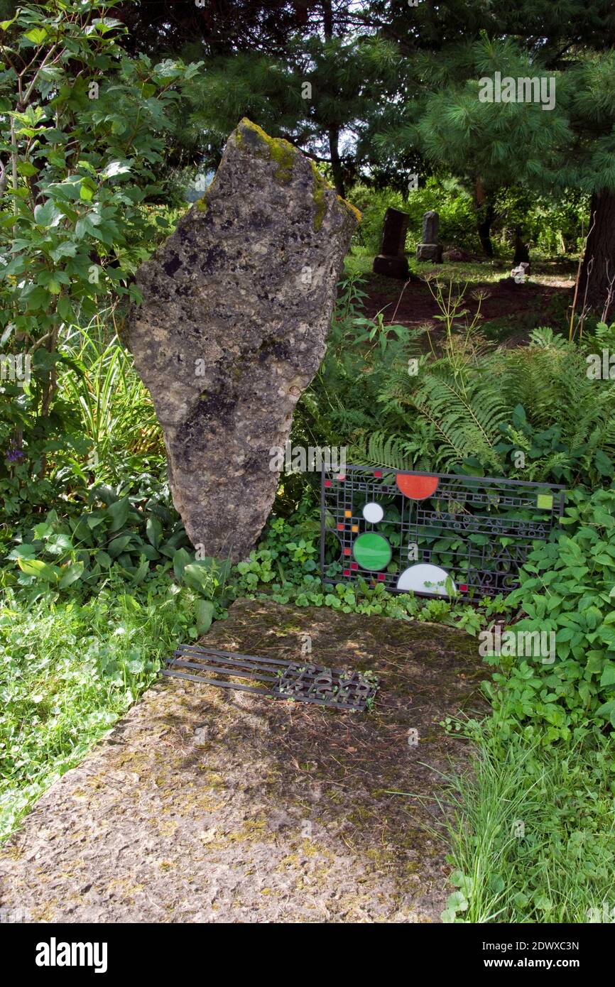 The original grave of American architect Frank Lloyd Wright, in the ...
