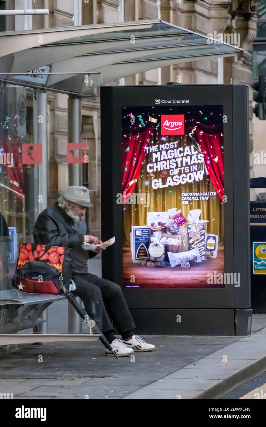 Eating at bus stop hi-res stock photography and images - Alamy