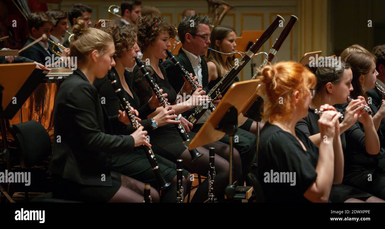 Orchester hi-res stock photography and images - Alamy