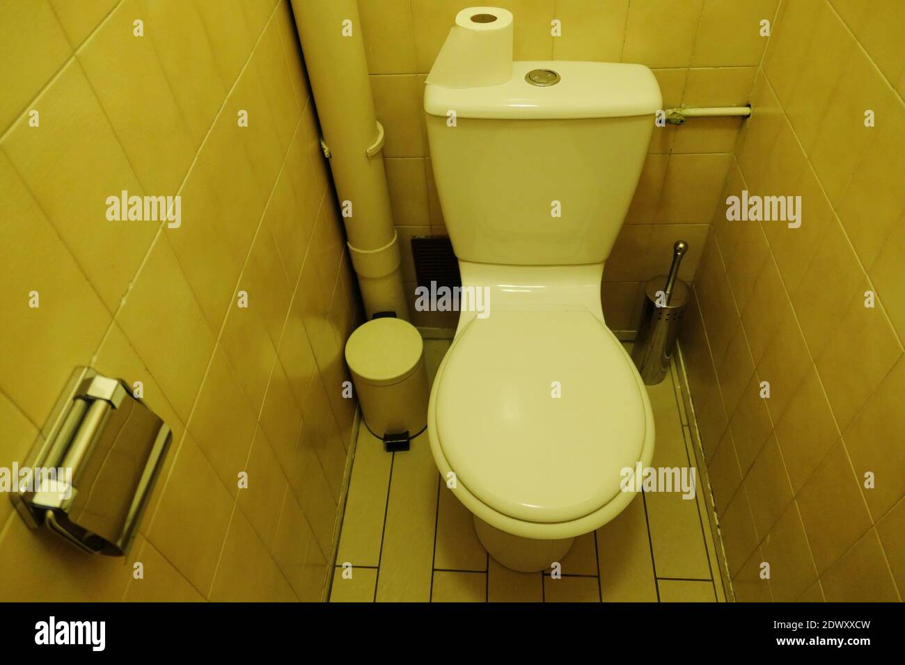 Toilet closed hi-res stock photography and images - Alamy