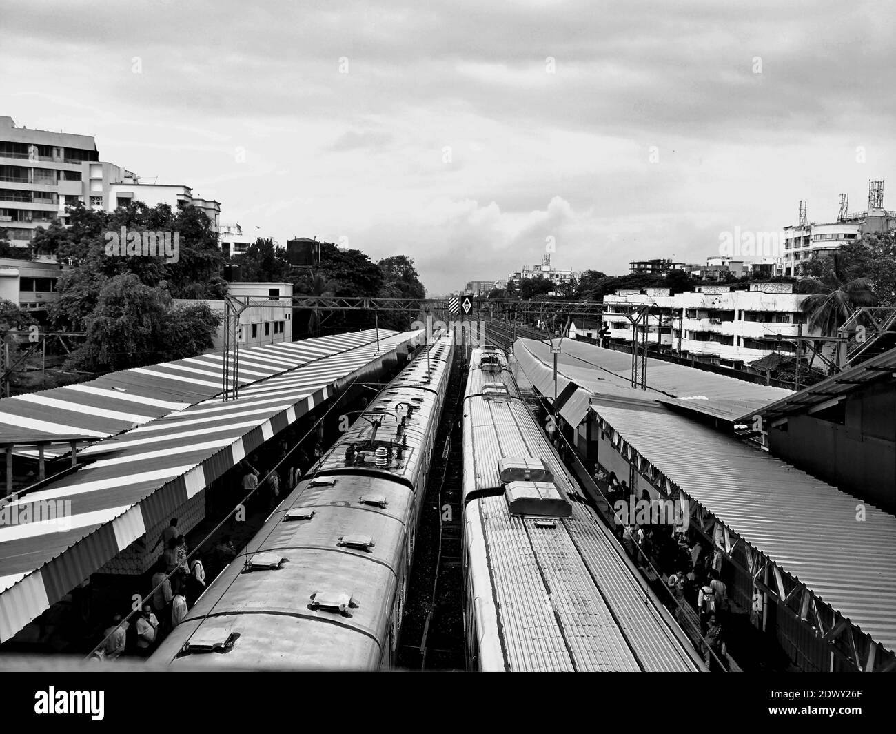 Mumbai train people roof hi-res stock photography and images - Alamy