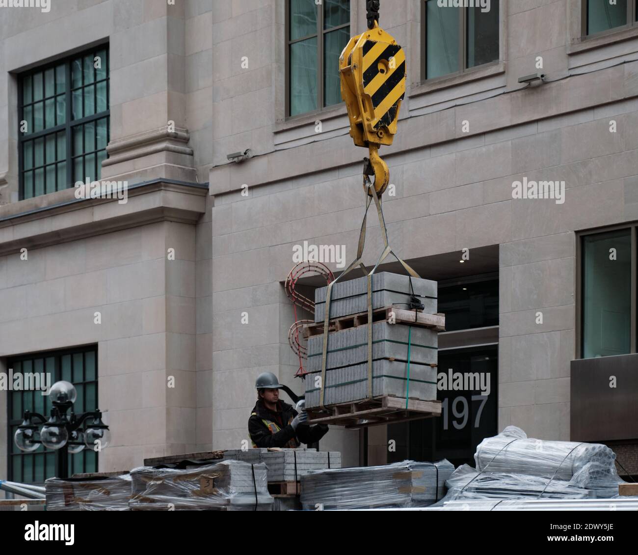 Lifting bricks hi-res stock photography and images - Alamy