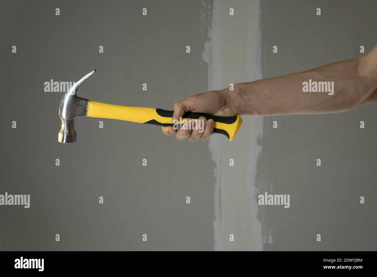 Arm holding hammer hi-res stock photography and images - Alamy
