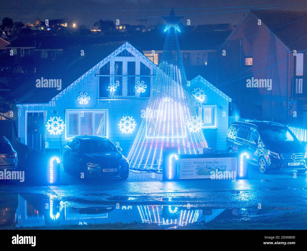 Warden Bay, Kent, UK. 23rd December, 2020. A stunning Christmas lights ...