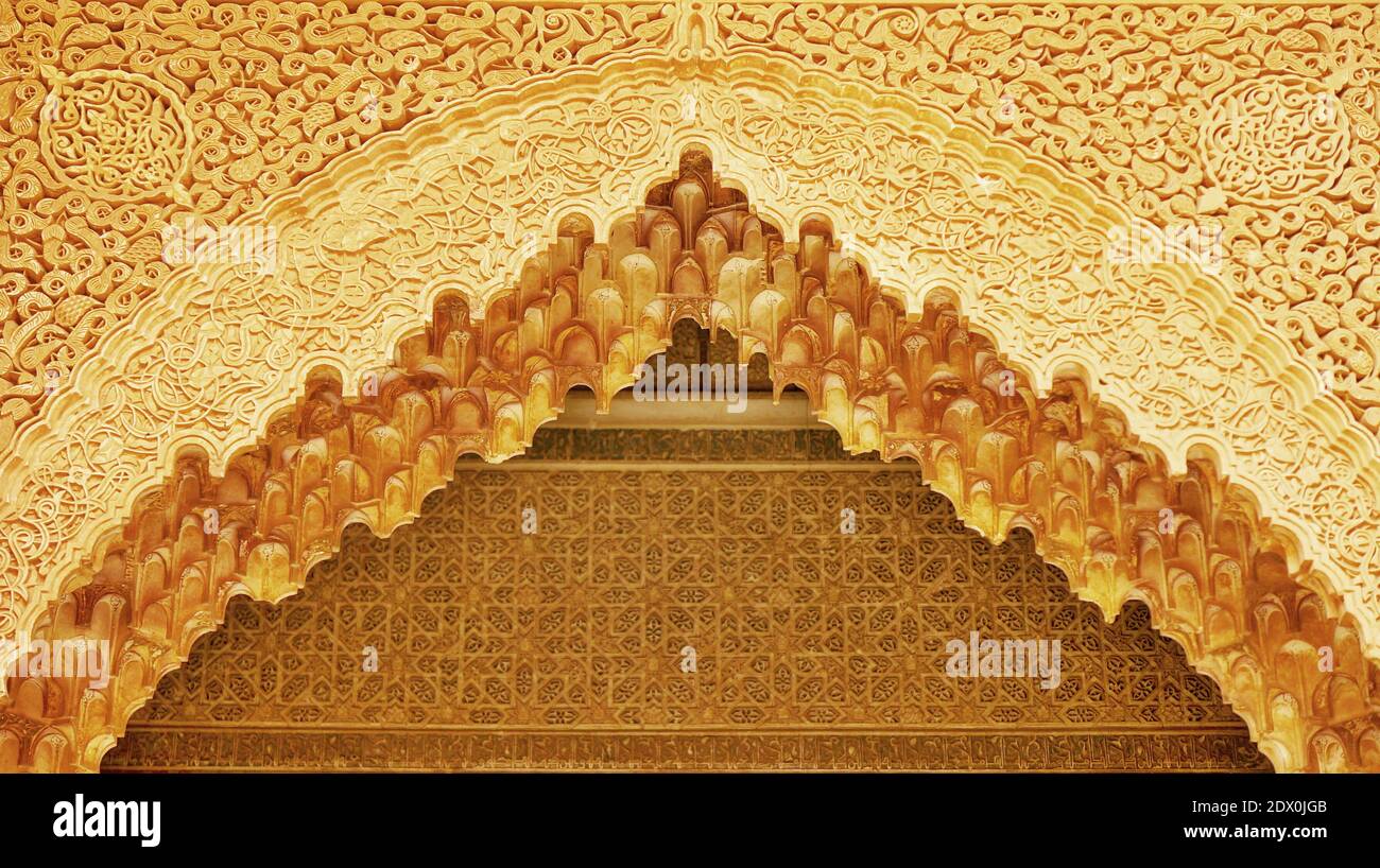 Gold doors mosque hi-res stock photography and images - Alamy