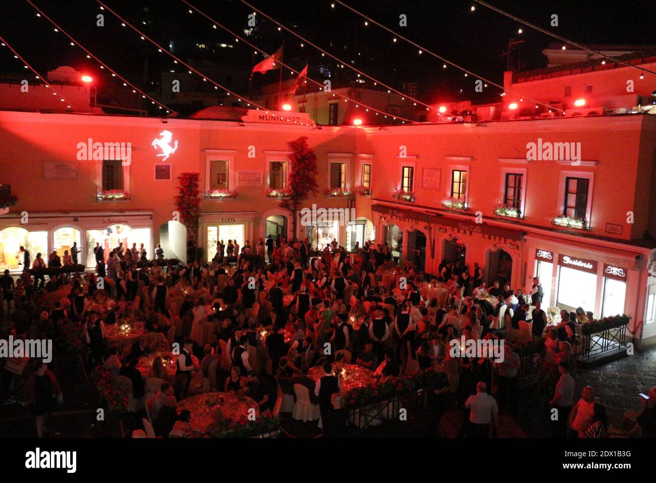 Ferrari Cavalcade, the square of Capri totally red - Evento Ferrari, la ...