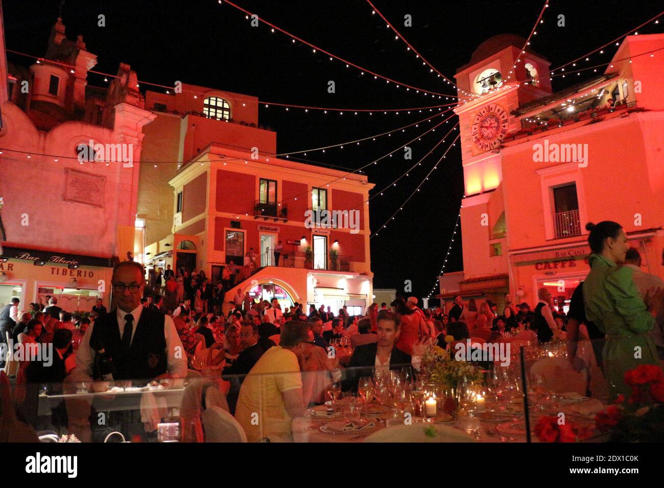 Ferrari Cavalcade, the square of Capri totally red - Evento Ferrari, la ...
