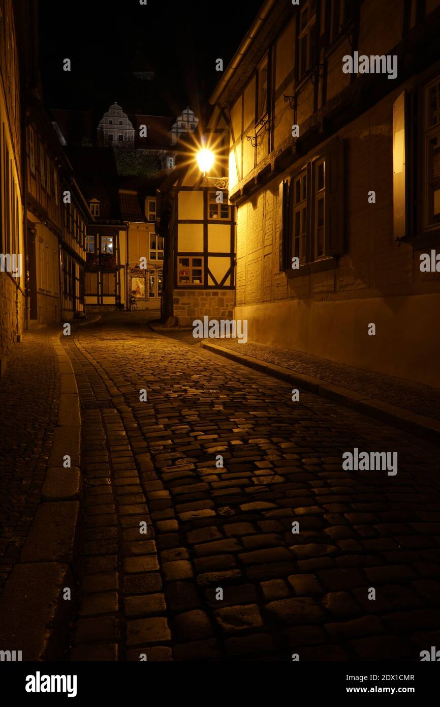 Spooky alley way hi-res stock photography and images - Alamy