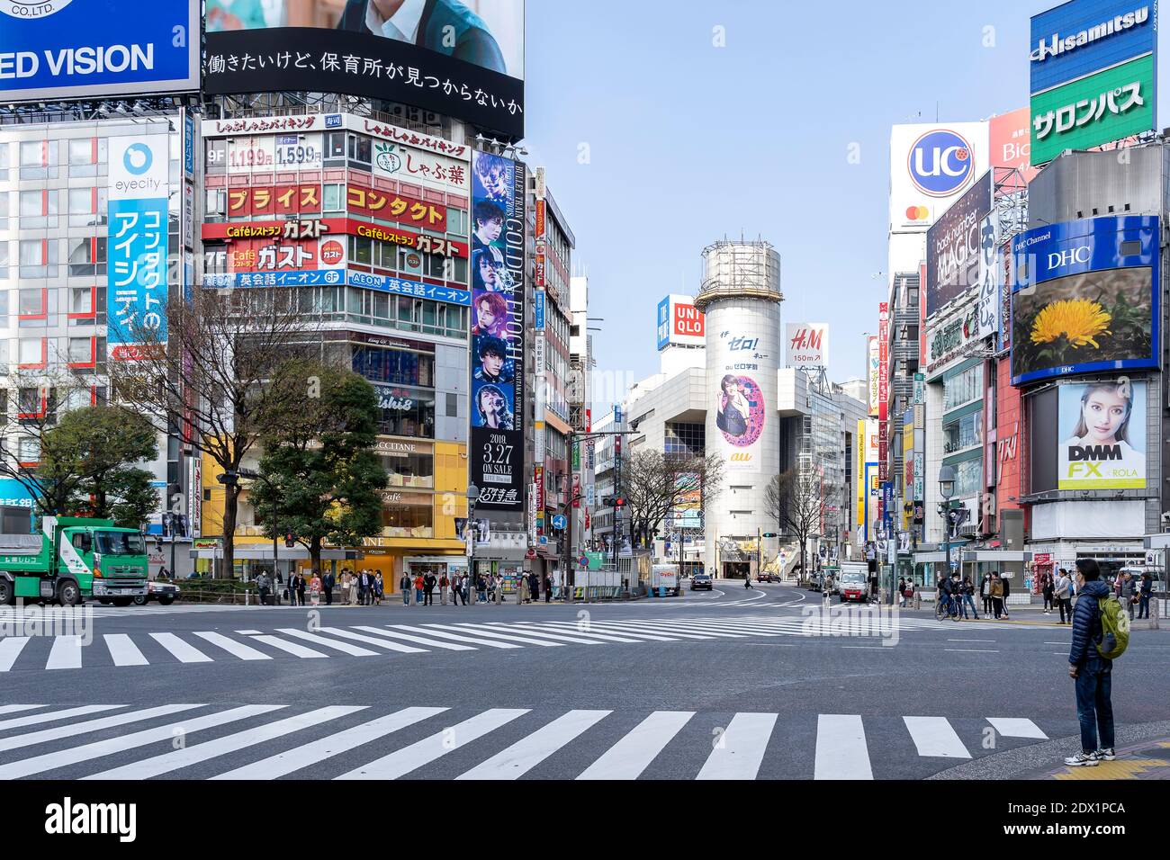 View of famous Shibuya pedestrian crossing in Tokyo, Japan Stock Photo - Alamy
