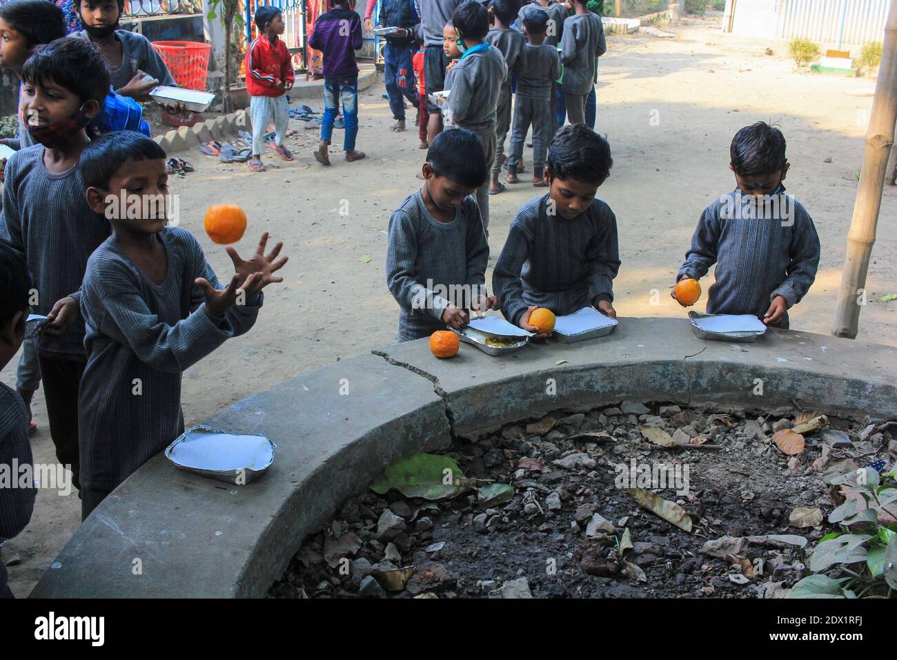 India, poor children, eating hi-res stock photography and images - Alamy