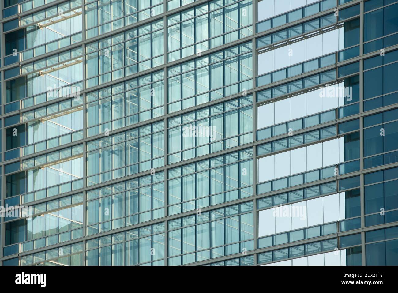 Skyscraper glass window close up hi-res stock photography and images ...