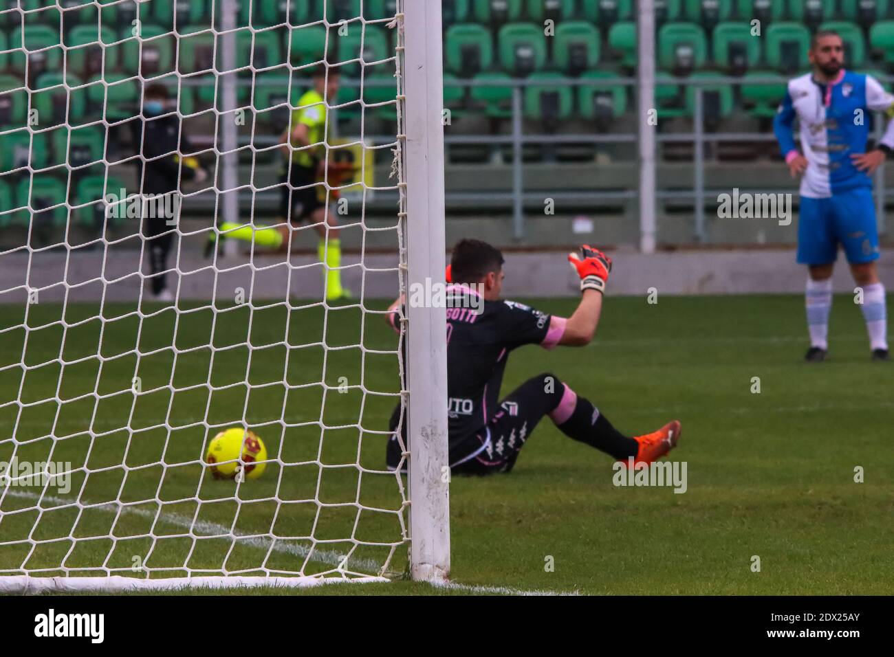 Palermo, Italy. 23rd Dec, 2020. Alberto Pelagotti, Palermo's goalkeeper ...