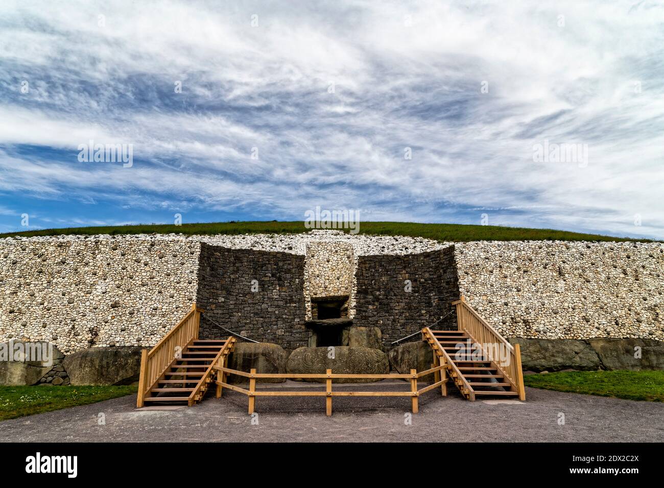 Newgrange stone age site hi-res stock photography and images - Alamy