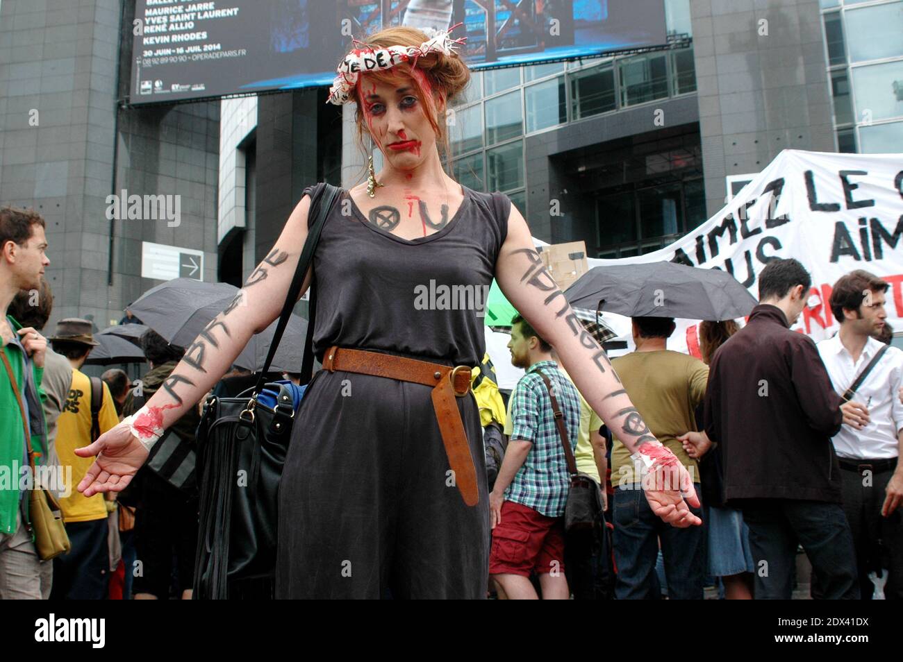 Opera goers hi-res stock photography and images - Alamy