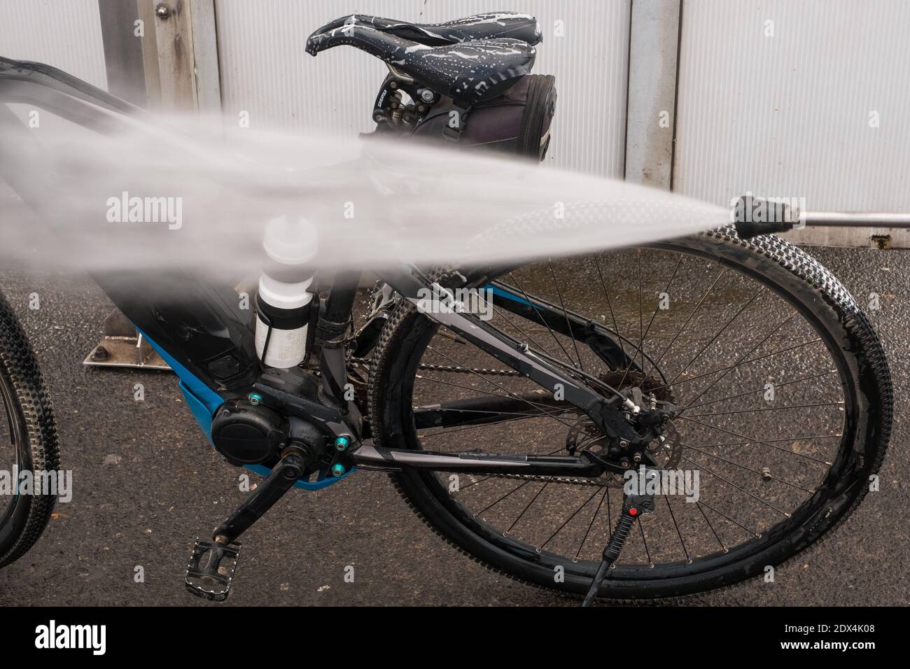 Bicycle washing hi-res stock photography and images - Alamy