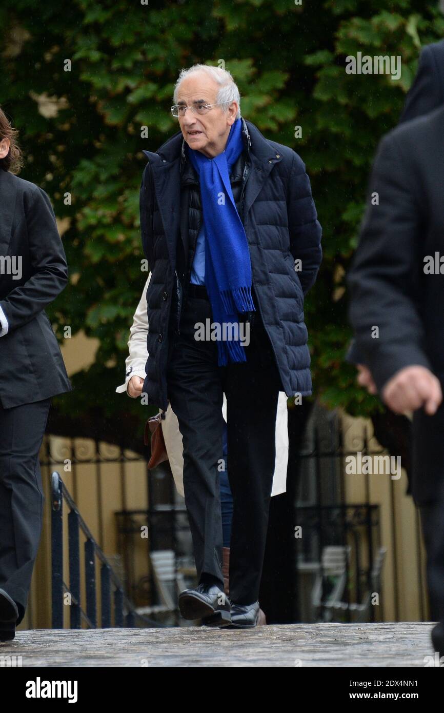 Jean-Pierre Elkabach arrive aux obseques de Benoit Duquesne a l'eglise ...