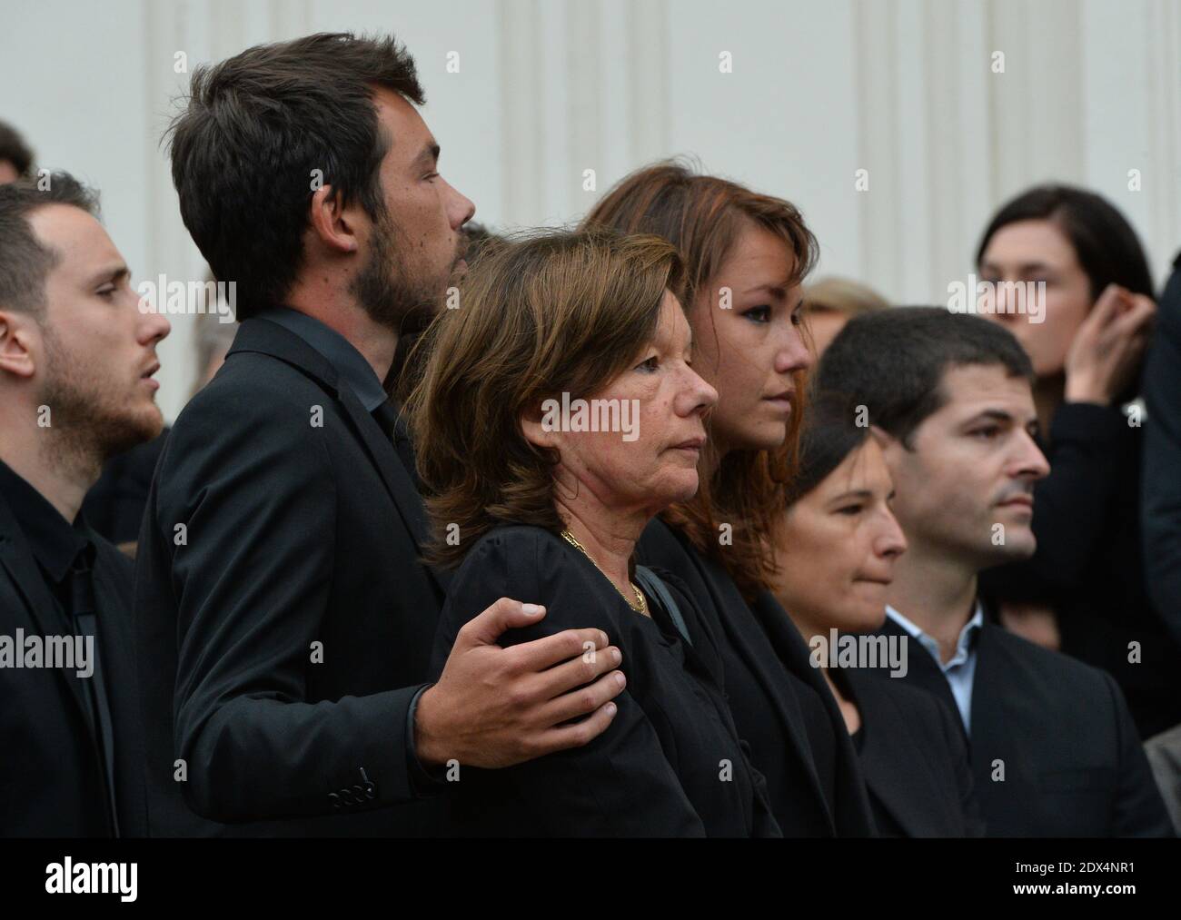 Elisabeth Duquesne et ses enfants aux obseques de Benoit Duquesne a l ...