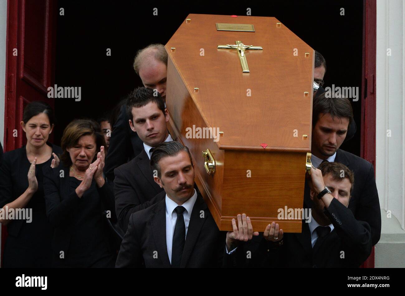 Marie et Elisabeth Duquesne aux obseques de Benoit Duquesne a l'eglise ...