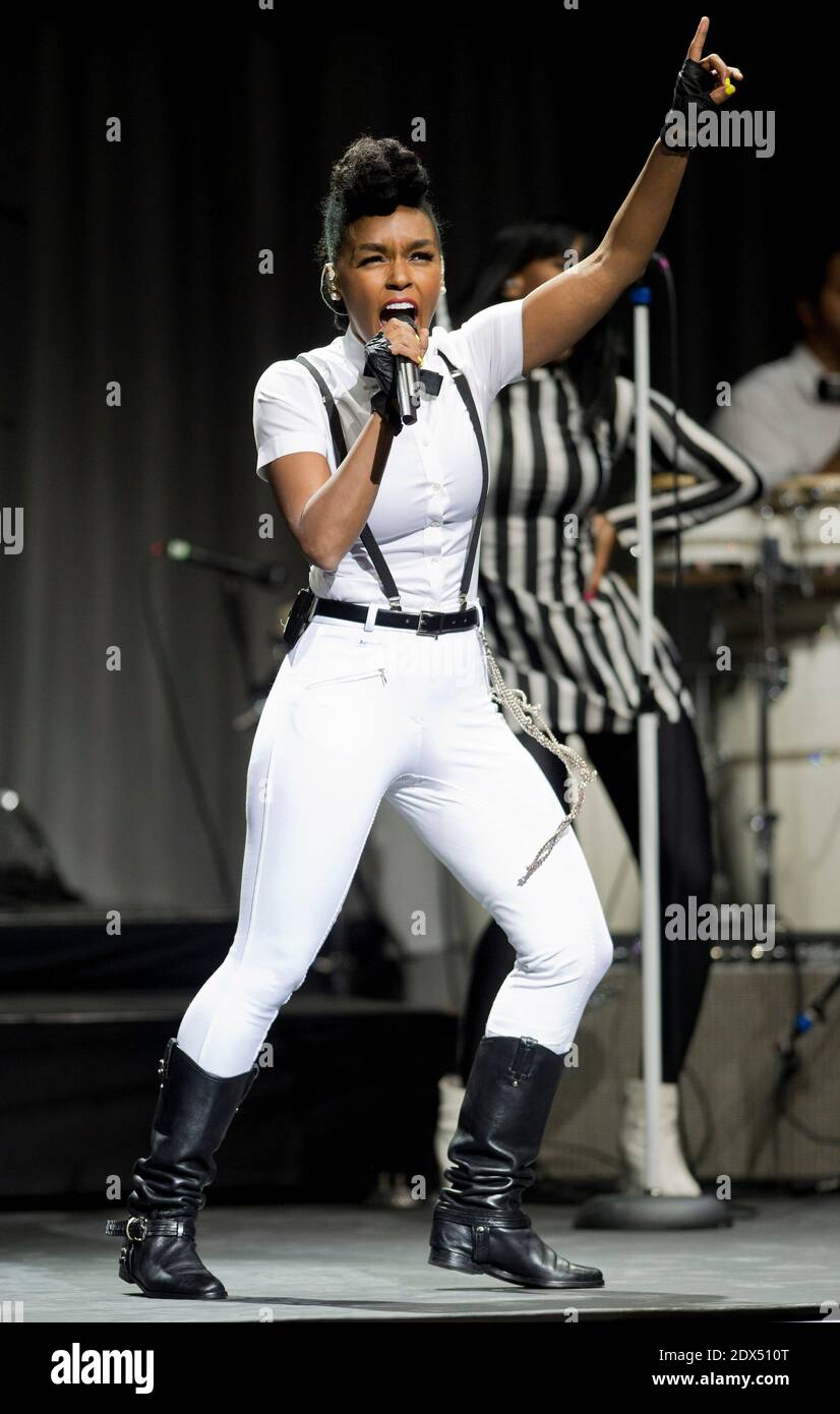 Receiving grammy award hi-res stock photography and images - Alamy