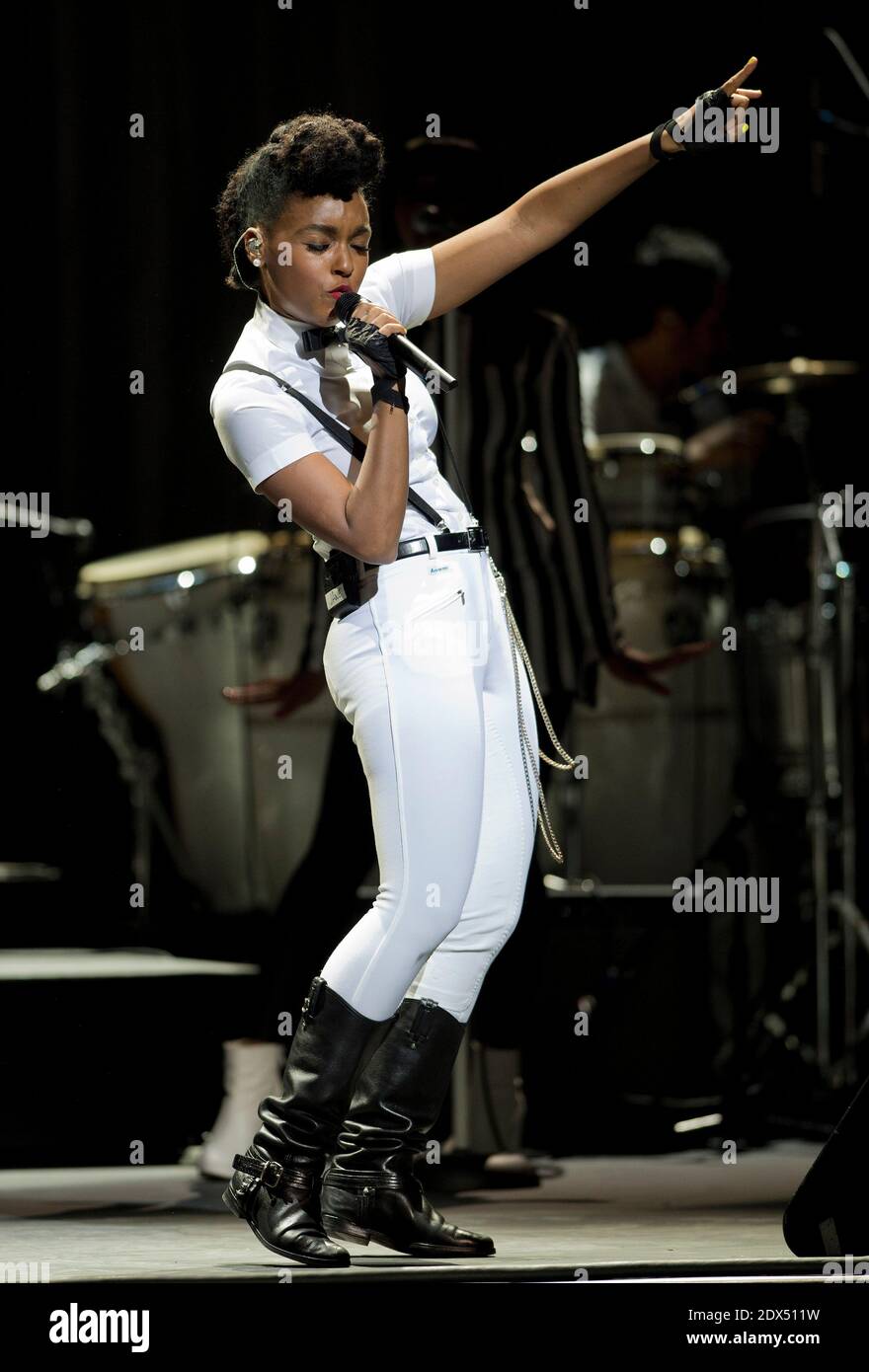 Receiving grammy award hi-res stock photography and images - Alamy