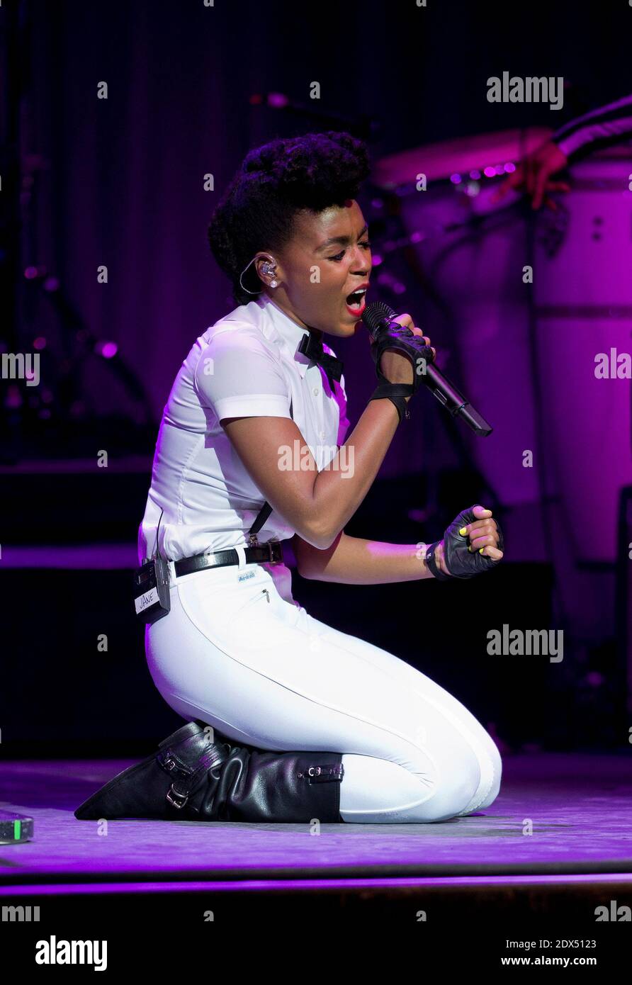 Receiving grammy award hi-res stock photography and images - Alamy