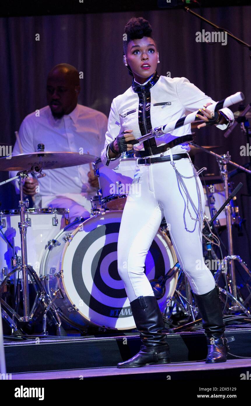 Receiving grammy award hi-res stock photography and images - Alamy