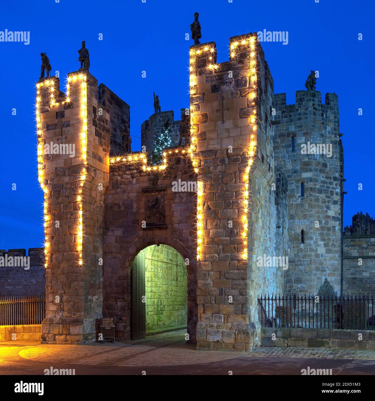 The entrance to alnwick castle hi-res stock photography and images - Alamy
